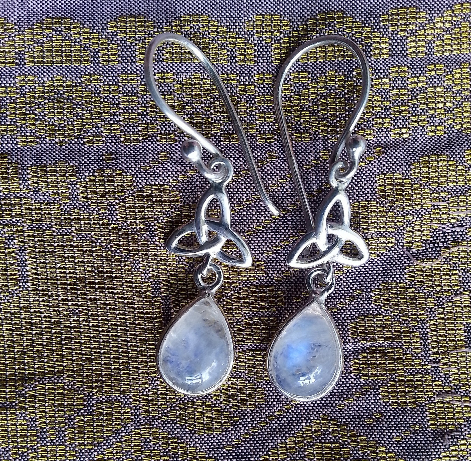Earth Made - tri quetra with teardrop shape gemstone